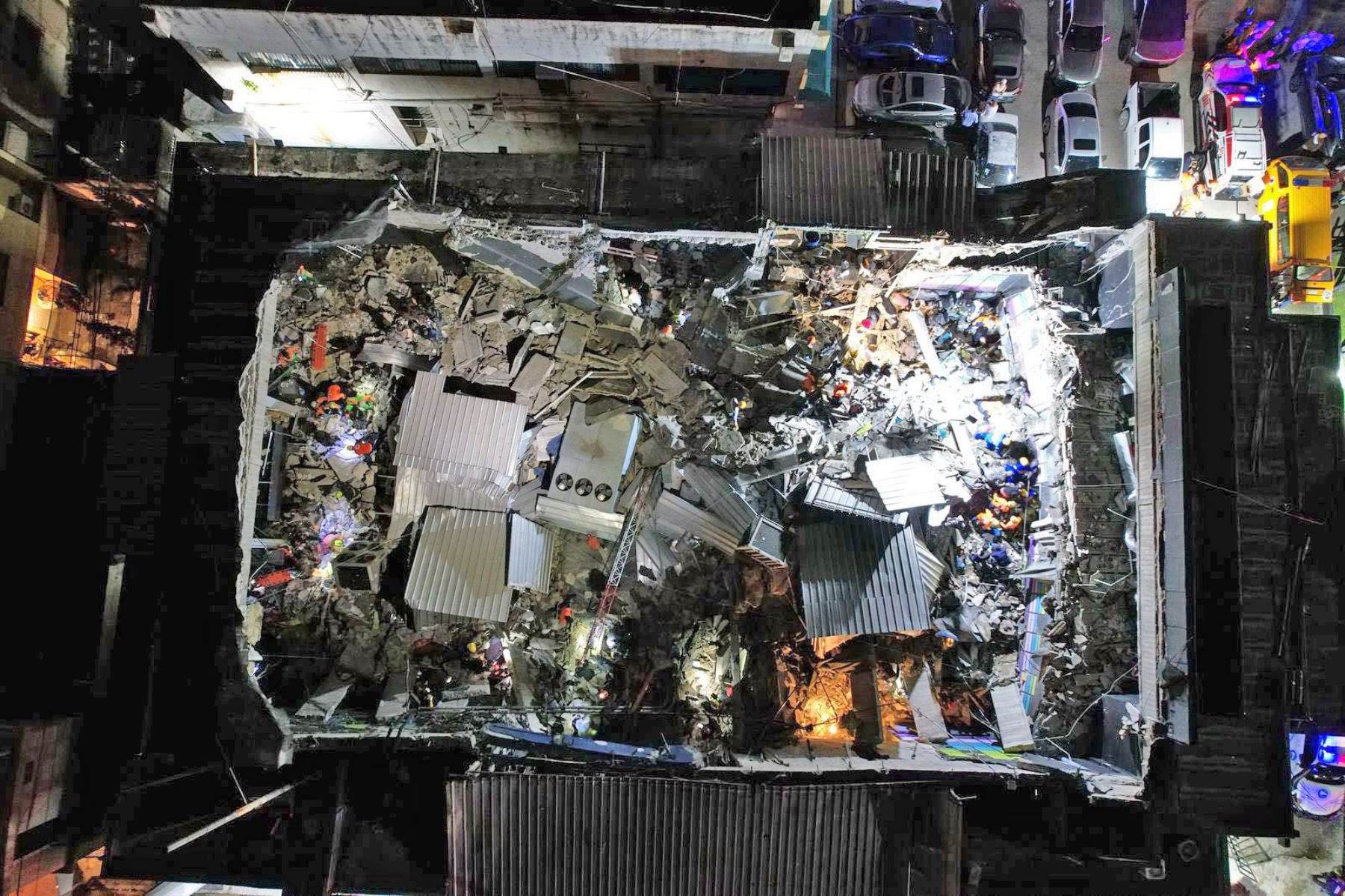 VIDEO: Reportan 15 muertos y decenas de heridos tras desplome de techo en discoteca de República ...